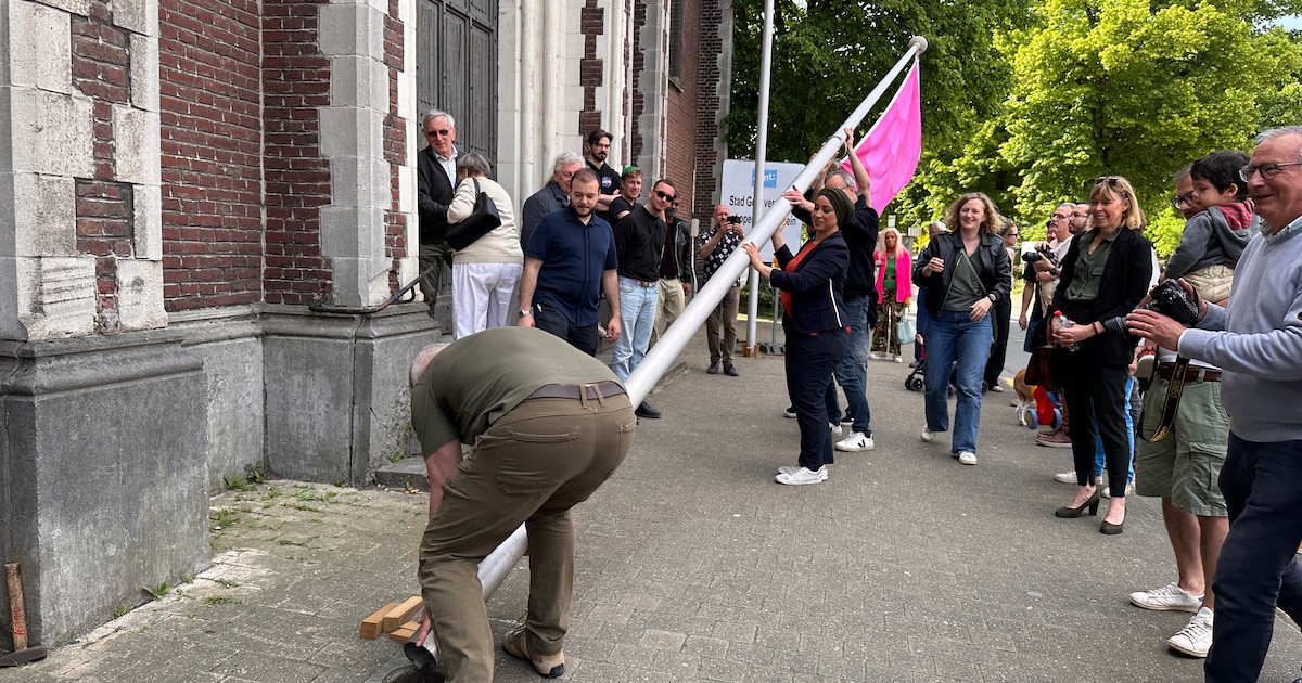 Wat doen die roze vlaggen op het Seghersplein in de Brugse Poort ...