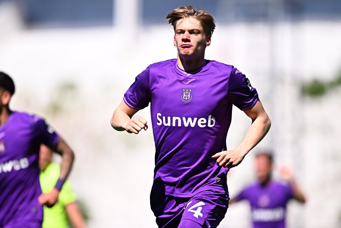 Nathan De Cat draagt eerste goal op aan voetballende vriendin Sarah ...