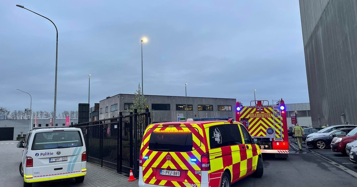 Brandweer moet auto koelen op personeelsparking La Lorraine | Erpe-Mere ...