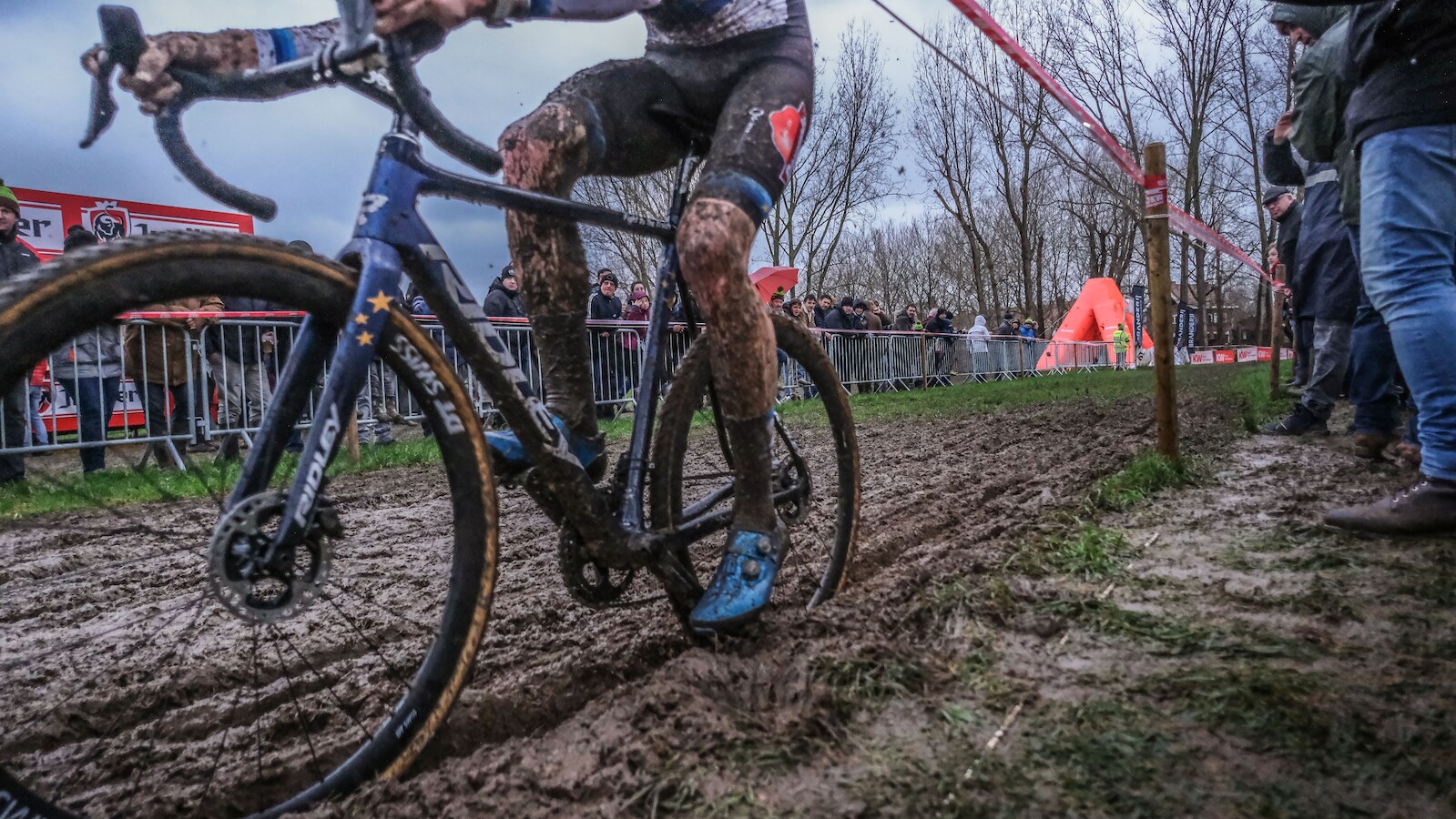 Cyclocross in Gullegem opnieuw een feest: “De modder hoort er nu ...