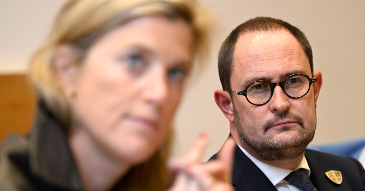 Van Quickenborne en Verlinden beantwoorden vragen na moord op agent: “Communicatie tussen ...