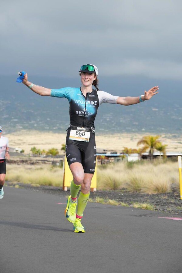 Elise (30) voltooit legendarische Ironman op Hawaï: “Mijn maag deed ...
