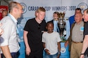 IN BEELD: Kevin De Bruyne maakt tijd voor fans op eigen KDB Cup | Foto ...