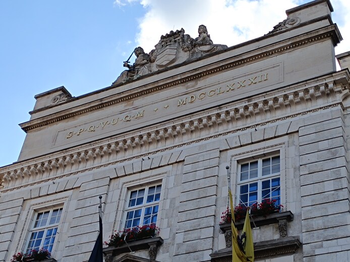 Iets melden aan de stad? Vanaf nu kan dat via het nummer 1782 | Menen ...