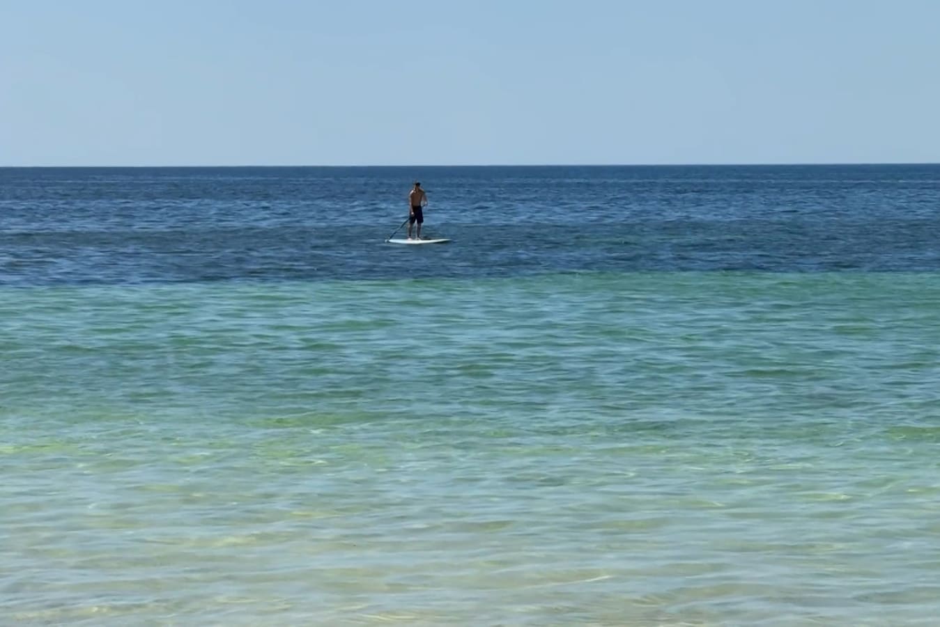Australische Austin (13) zwemt vier uur lang door woeste zee om gezin ...