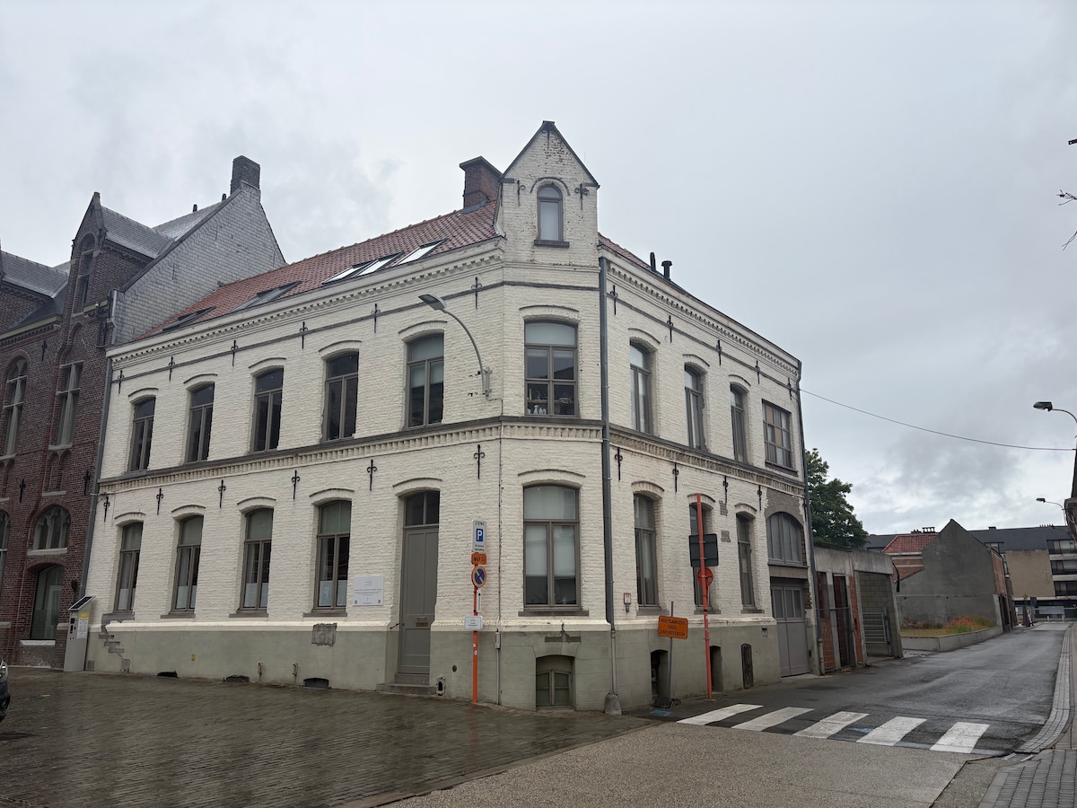 Na een tragisch werkongeval van haar broer vindt Nele (46) heil in yoga ...