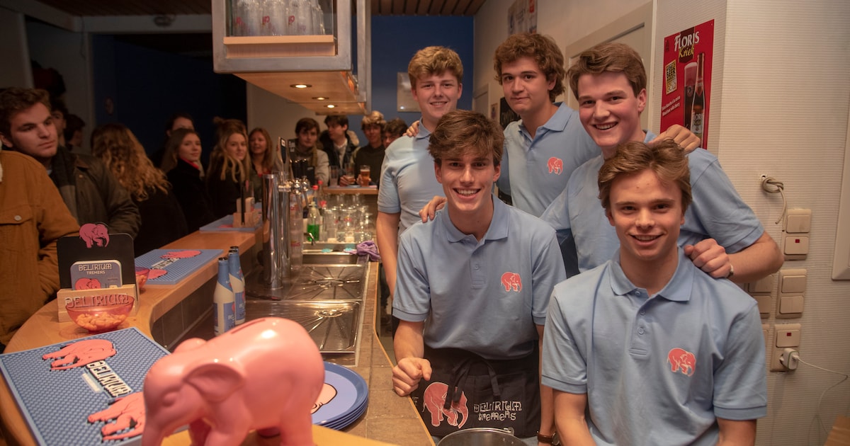 Alexander (17) opent pop-up café in pand grootvader en brouwer Jean De ...
