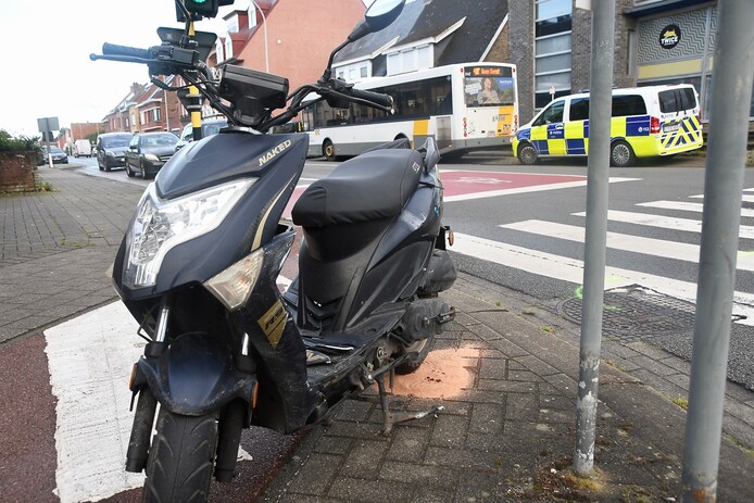 Bromfietser gewond na aanrijding op druk kruispunt langs Westlaan in Roeselare | Roeselare | hln.be