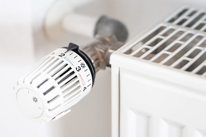 Hoe laag zet je de verwarming als er niemand thuis is? En hoe hou je het comfortabel warm zónder ...