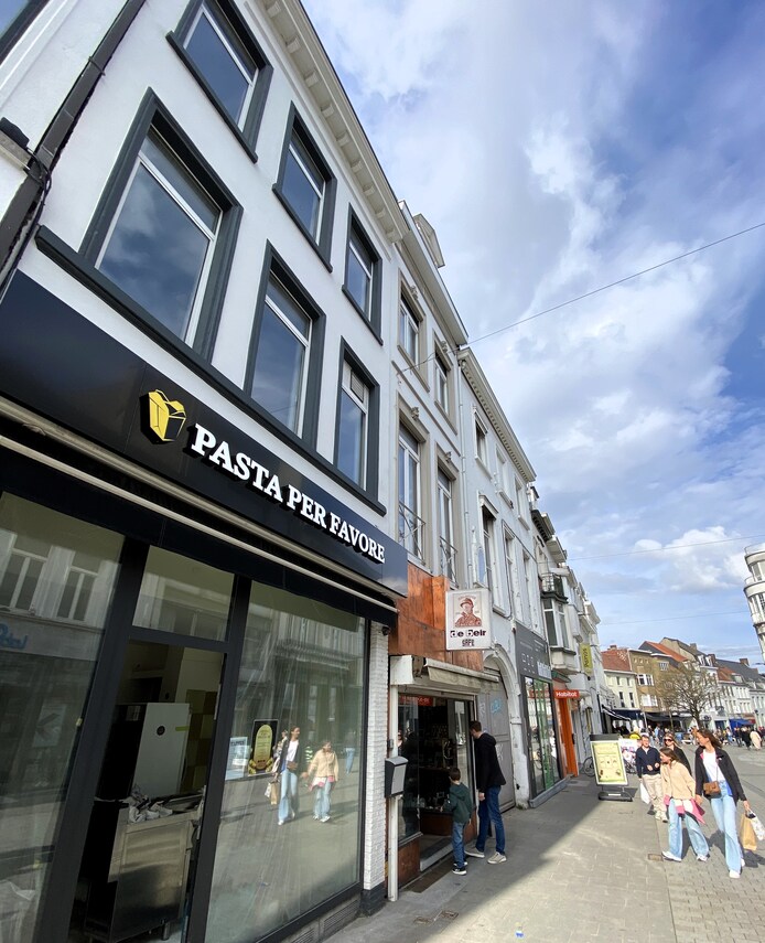 Debbie (25) en Michael (37) blazen pastabar in Lange Steenstraat nieuw leven in: “Voortaan ook ...