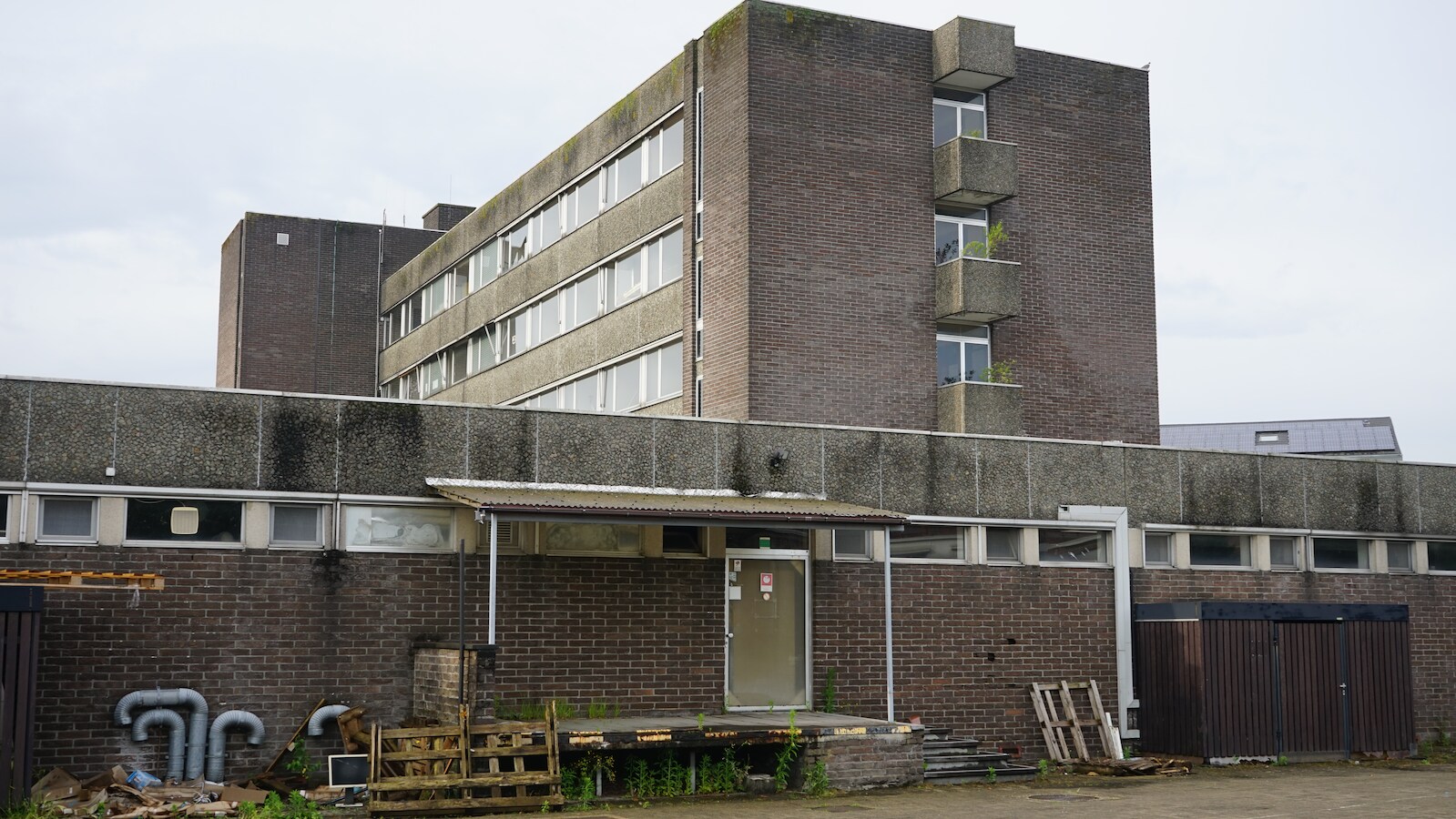 Personeel neemt afscheid van rusthuis Oude Notelaar tijdens sloopfeest ...