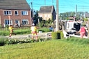 “Die jongen vroeg naar zijn mama.” Man met parasol staat symbool voor ...