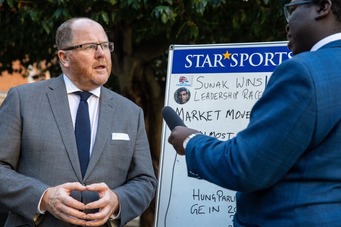 Britse minister stapte op omdat hij met loon van ruim 7.000 euro netto ...