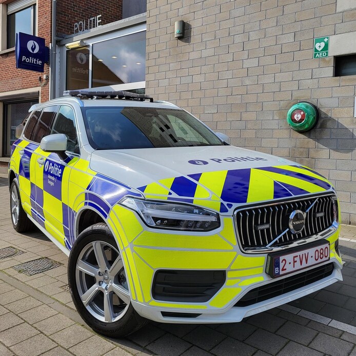 Politie stelt nieuw, hybride dienstvoertuig voor | Assenede | hln.be