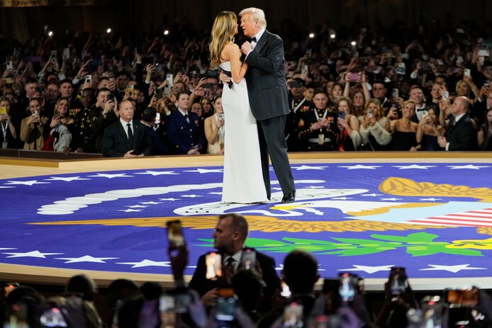 IN BEELD. Trump en first lady Melania dansen op inauguratieballs ...