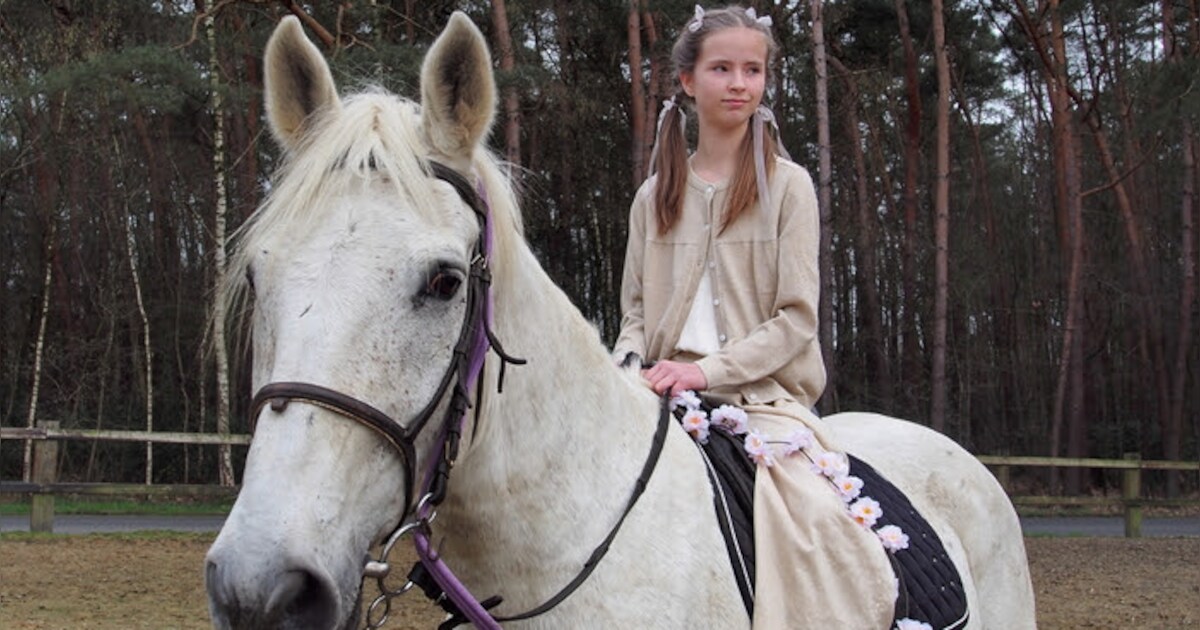 Noor doet haar communie en gaat op de foto met lievelingspaard Hugo ...