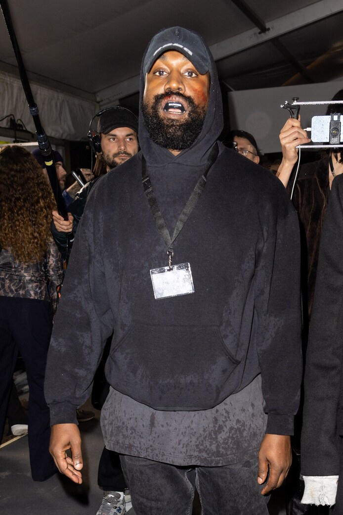 Kanye ‘Ye’ West debuteert als model op een catwalk vol modder (en met ...