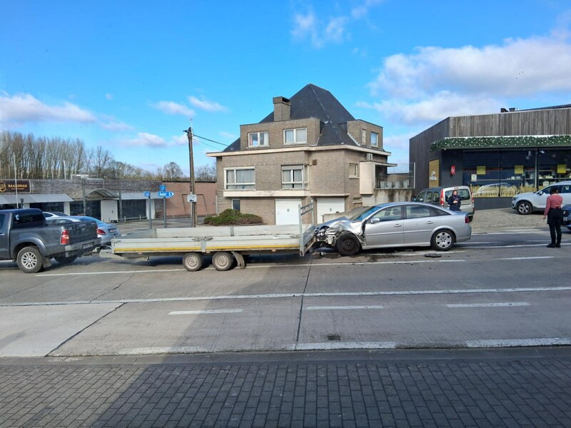 Kop-staartaanrijding op de Gentsesteenweg, zware materiële schade ...