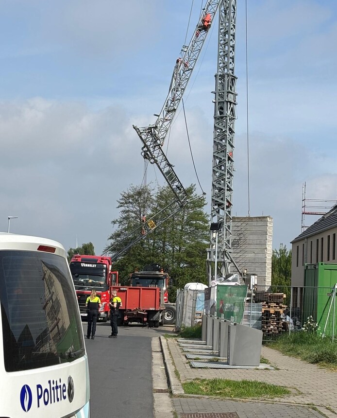 Bouwkraan in Melsele stort deels in na aanrijding door vrachtwagen ...