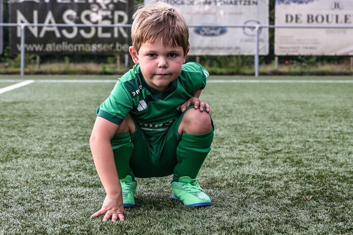 Kamiel (6) is grote broer, goalgetter en doof: “Hij wou voetballen, zei ...