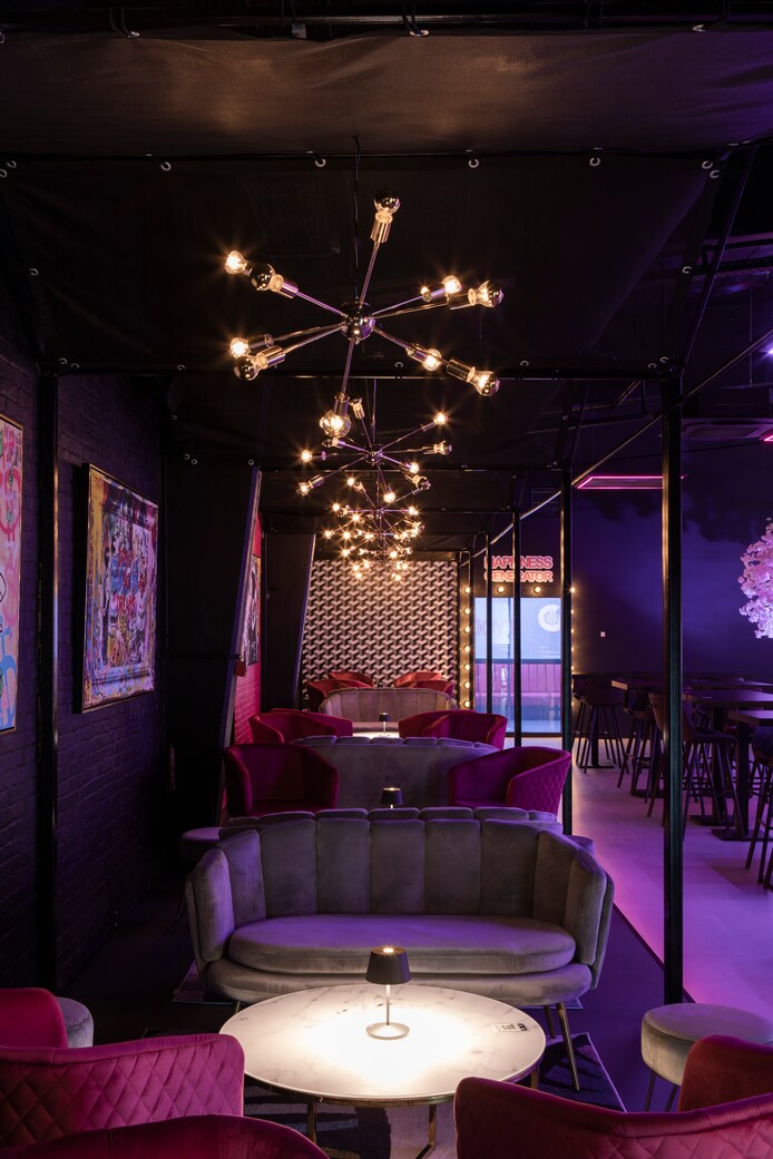 BINNENKIJKER. Grootste karaokecomplex van Europa opent deuren in ...