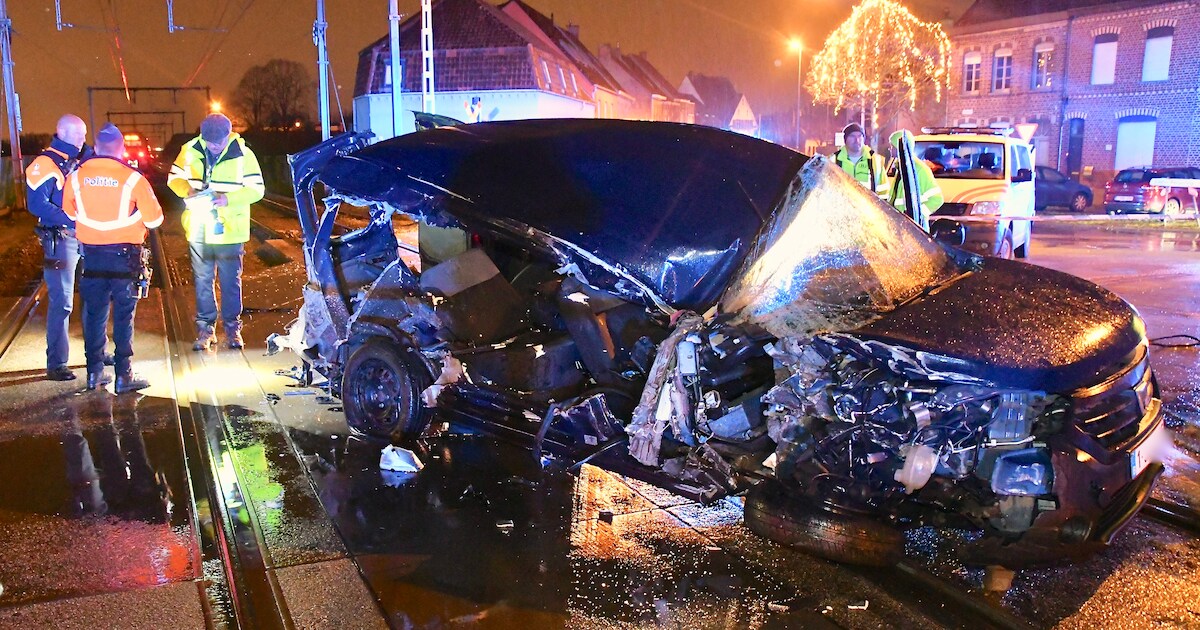 Verstrooide bestuurder negeert signaal aan overweg, maar legt schuld ...