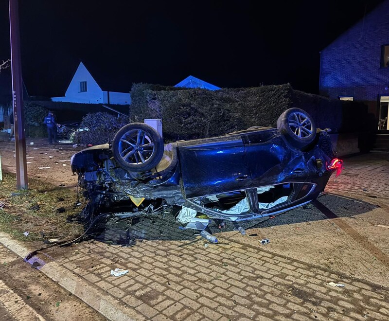 Bestuurder (46) zwaargewond na crash in Meise: wagen knalt tegen paal ...