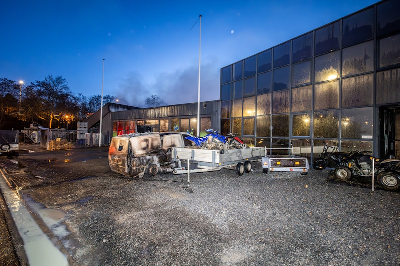 Bedrijf in Hasselt volledig verwoest door uitslaande brand | Hasselt ...