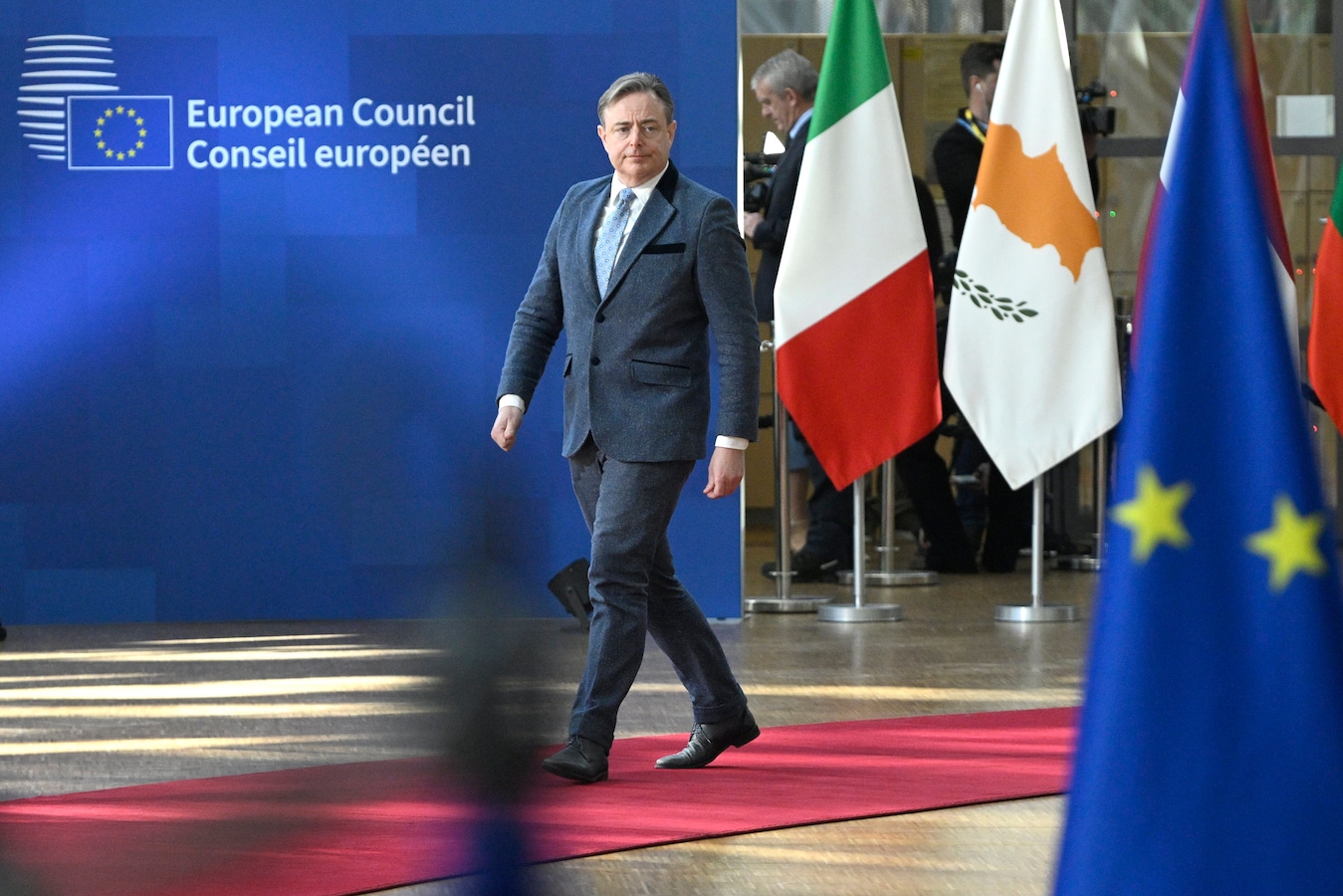 EXCLUSIEF. Op bezoek bij de vaste kleermaker van De Wever: “Ik word ...