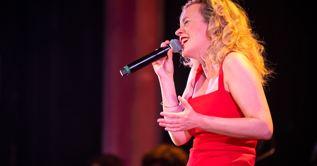 Nele Bauwens test nieuwe cabaretshow uit in Altena-kapel Kontich ...