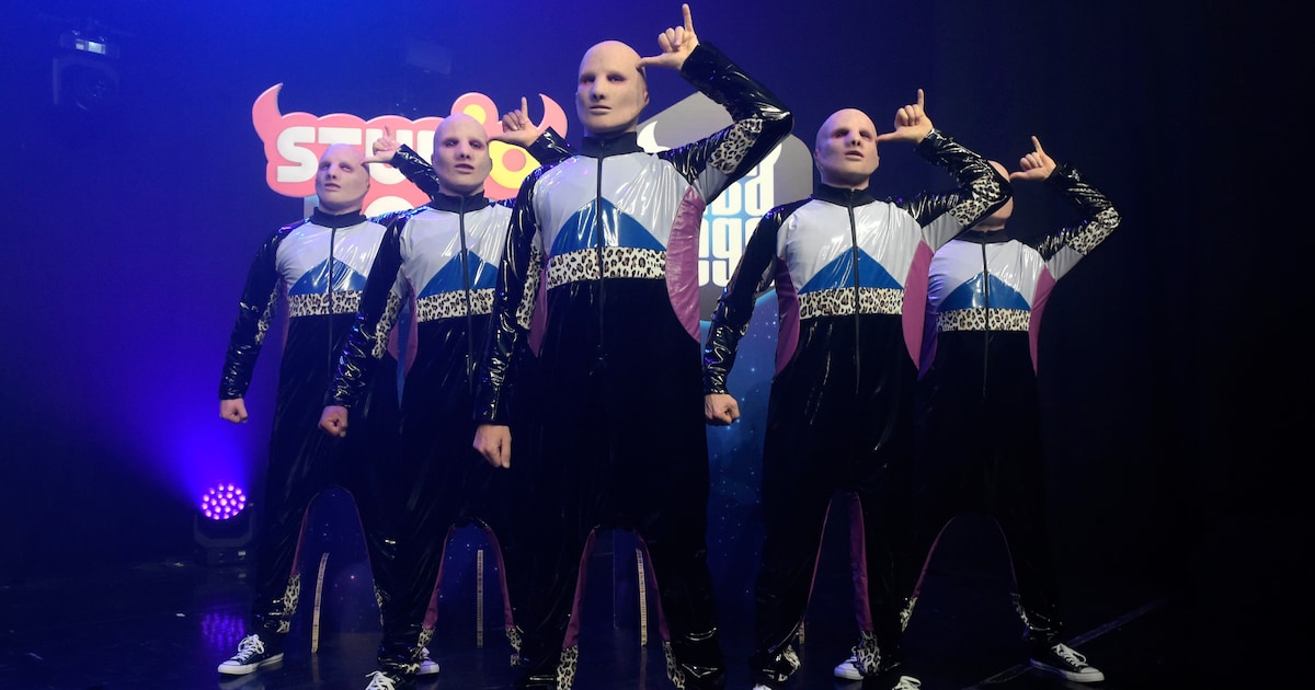 Dansers van Baba Yega onthullen voor het eerst hun ware gelaat ...