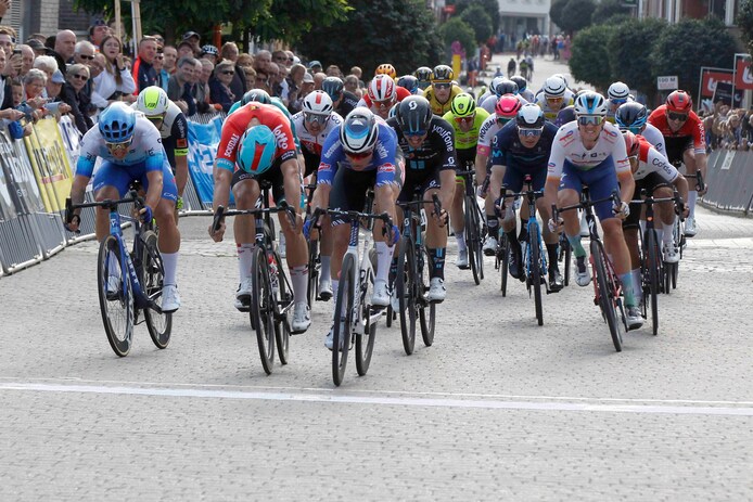 Jasper Philipsen de snelste in Omloop van het Houtland: “Mooi podium geeft zege extra glans ...