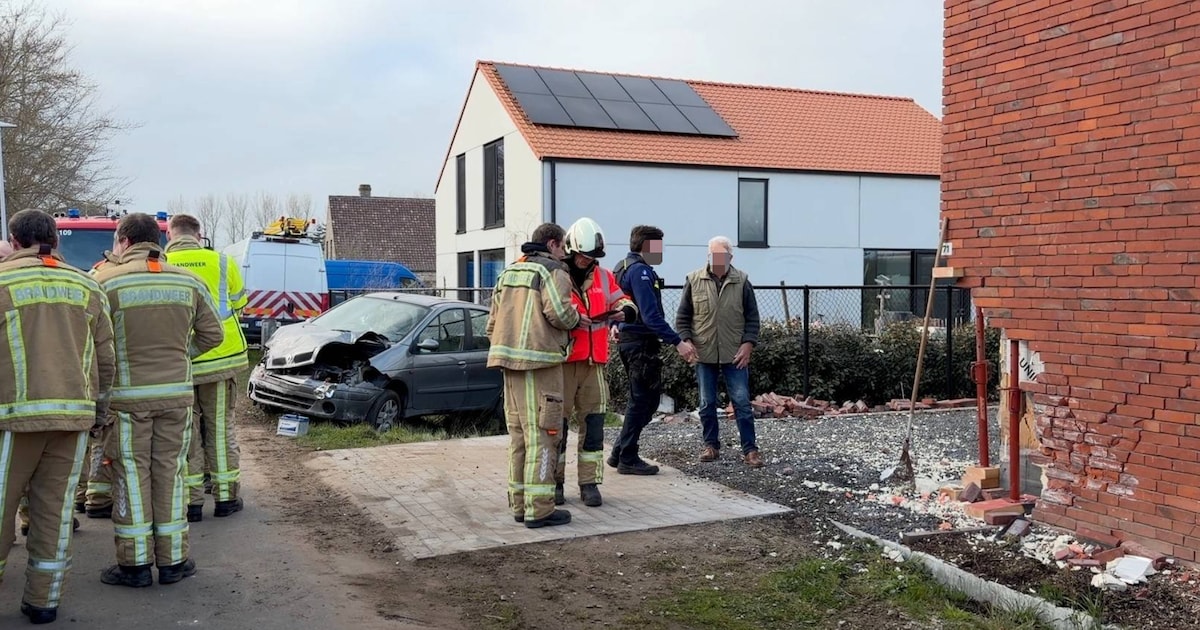 Wagen ramt gevel van woning in Zerkegem en belandt in gracht: brandweer ...