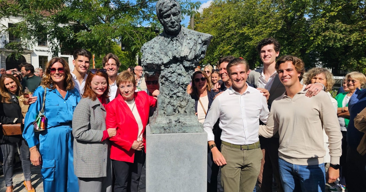 Familie van Louis Neefs onthult borstbeeld voor Mechelse zanger: “En nu ...