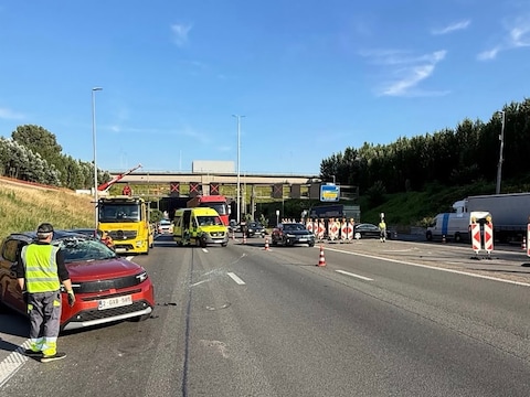 Ongeval met verschillende voertuigen op Linkeroever veroorzaakt stevige ...