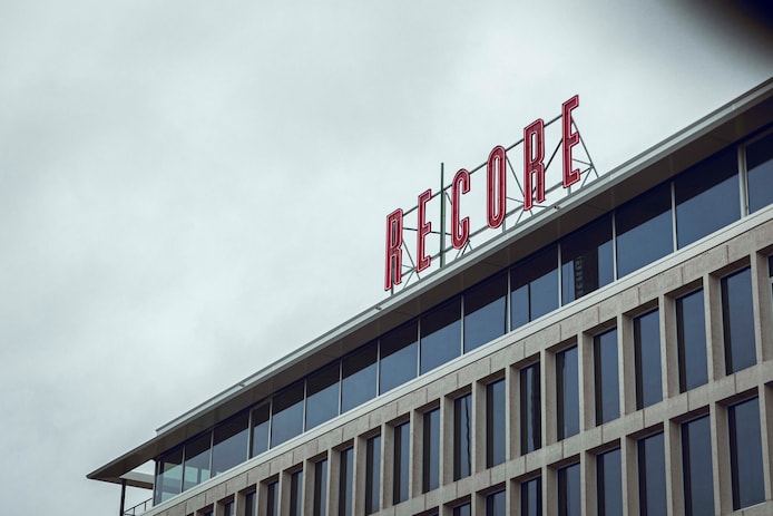 Daar prijken de iconische letters van RECOR weer: “Mijlpaal voor reconversie van de site ...