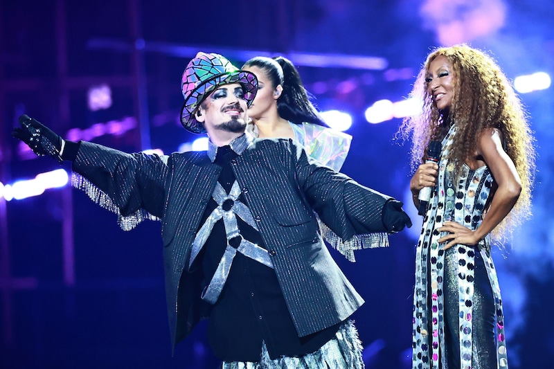 “Hij moet miljoenen aan schulden afbetalen”: Boy George stond plots mee ...