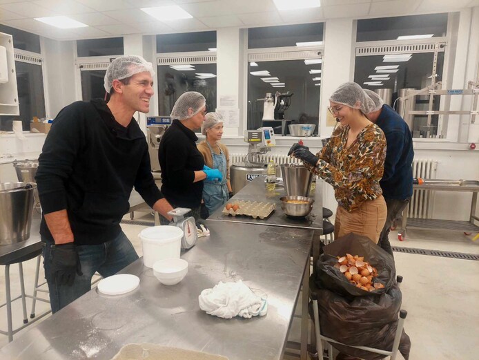 KIJK. Hogeschool Vives breekt record langste rij pannenkoeken voor De ...