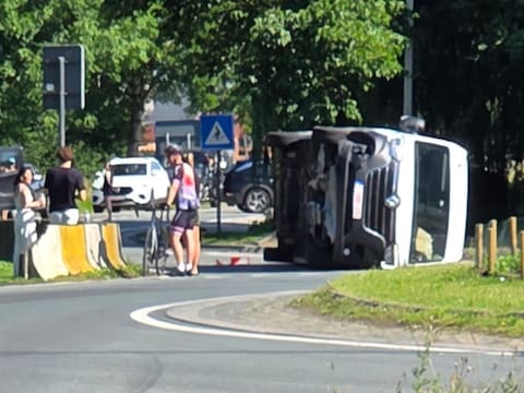 Bestelwagen belandt op zijn kant na botsing met vangrail | Regio | HLN.be