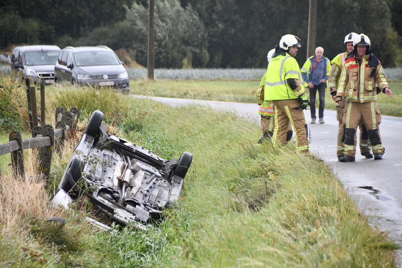 Man (55) raakt van de weg af in Passendale en belandt op z’n dak in de ...