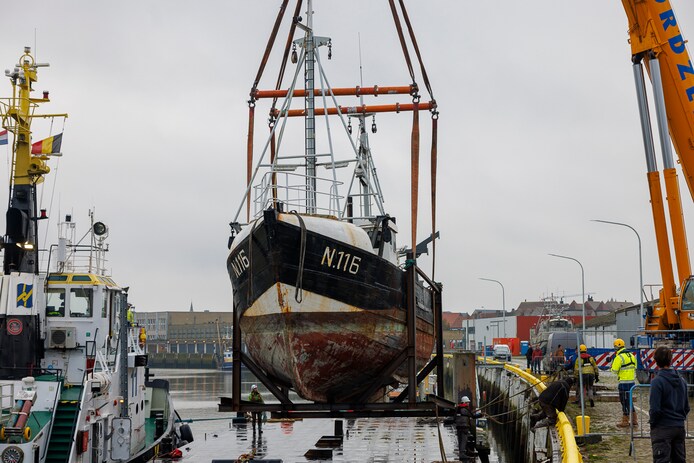 Koksijds vissersvaartuig Nostalgie is verhuisd naar scheepswerf in ...