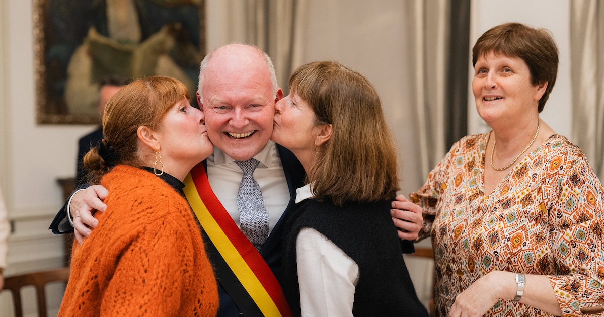 KIJK. Drie zussen kussen Koen Loete (57) naar nieuw burgemeesterschap ...