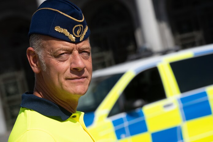 Nieuwe outfit en nieuwe combi voor politie: “Nu zien ze ons komen vanop ...