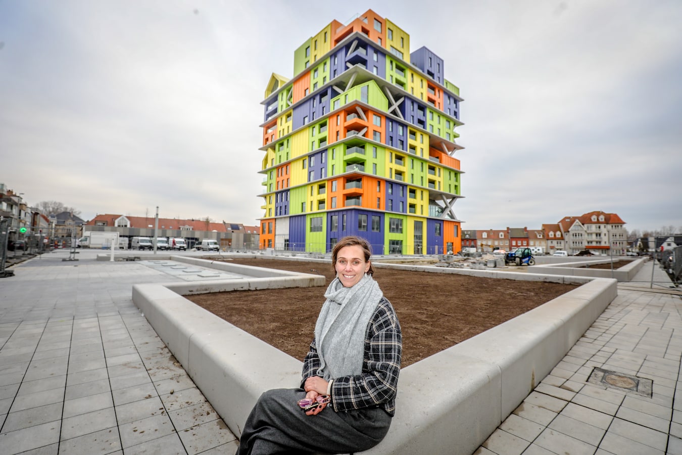 Dit is HOOST in Knokke-Heist, de kleurrijkste woontoren van het land ...