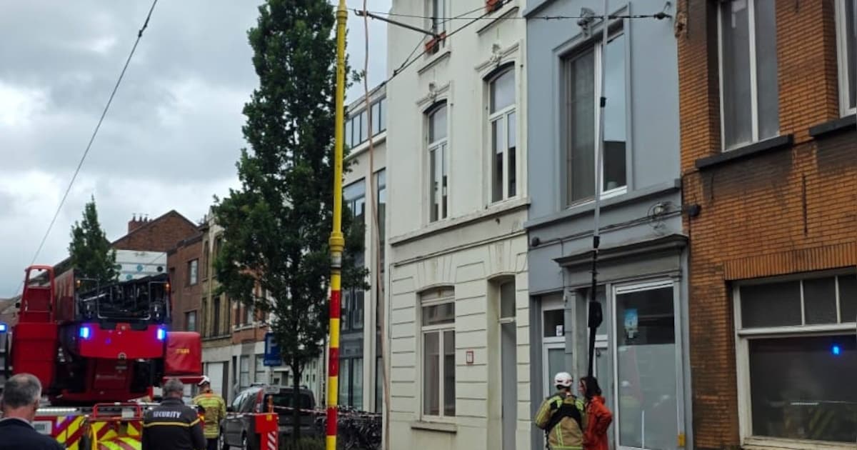 Deel van gevel stort naar beneden in centrum Gent: brandweer ter ...