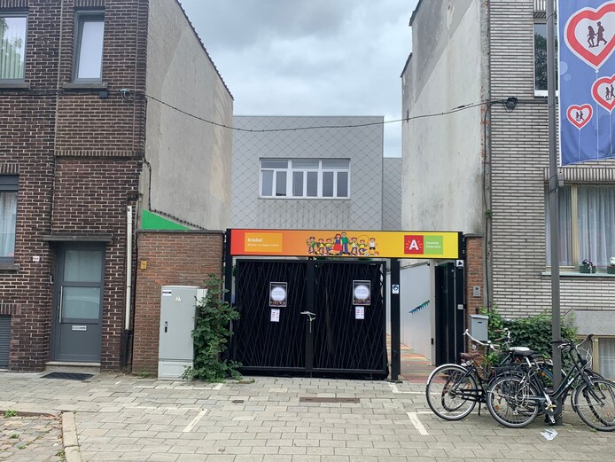 Leerkrachten Kriebel doen schoolpoort ‘op slot’ als protest tegen ...