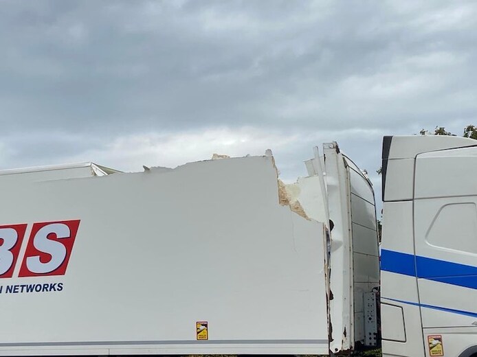 En nog maar eens prijs! Vrachtwagenchauffeur rijdt zich vast onder Spoorwegtunnel | Zulte | hln.be