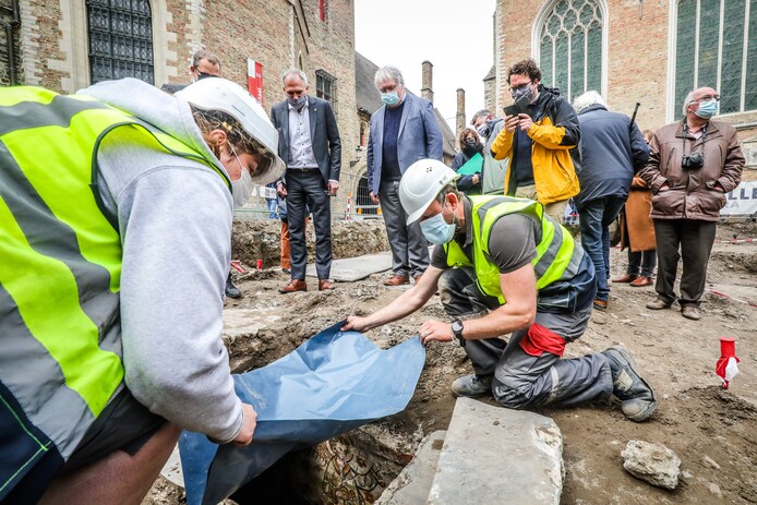 Beschilderde grafkelder uit 14de eeuw ontdekt onder Onze-Lieve-Vrouwekerkhof: “Ook al 45 ...
