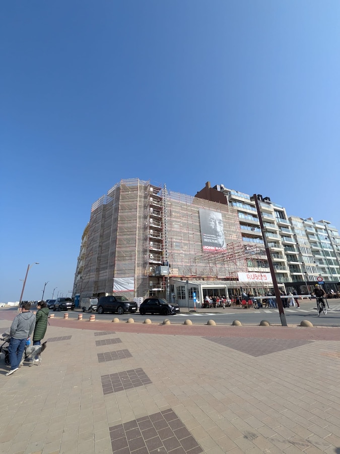 Bekendste brasserie van Knokke-Heist bestaat 100 jaar en staat volledig ...