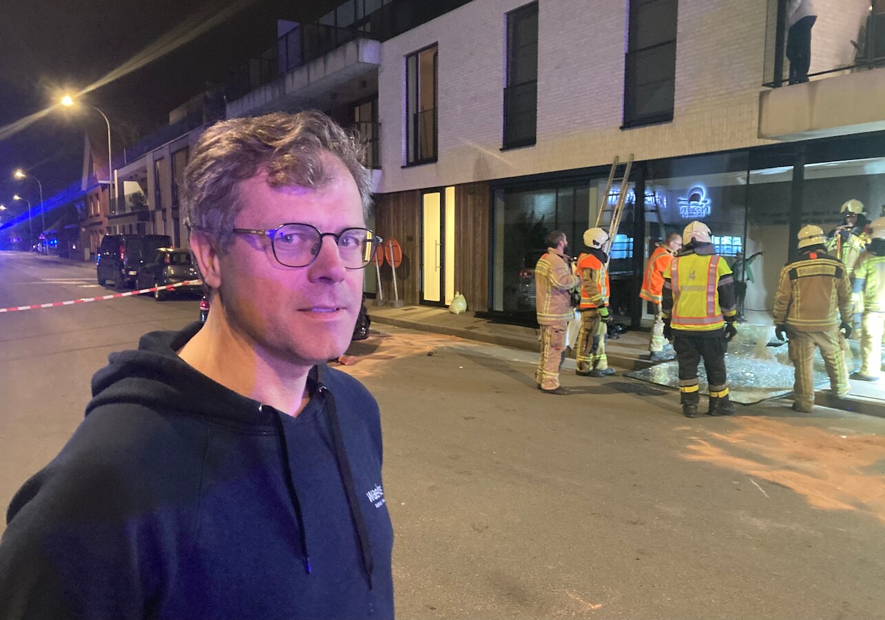 Auto belandt in vitrine in Izegem en richt ravage aan: “Het was alsof ...